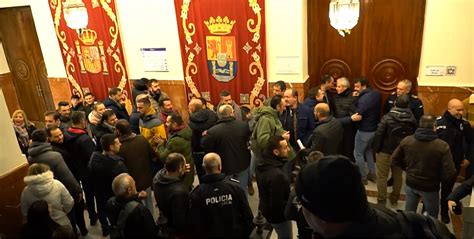 Critican Que La Policía Local Se Manifieste Dentro Del Ayuntamiento De