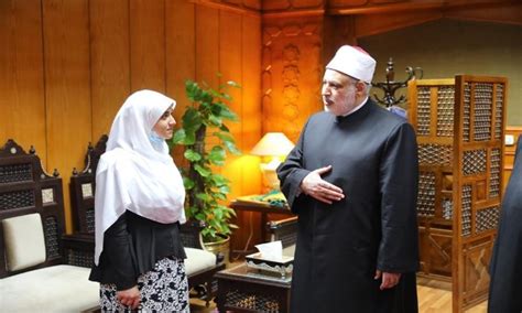 وكيل الأزهر يكرم الطالبة الفائزة بتمثيل مصر في أولمبياد الألكسو الأسبوع