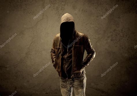 Фото парня в темноте