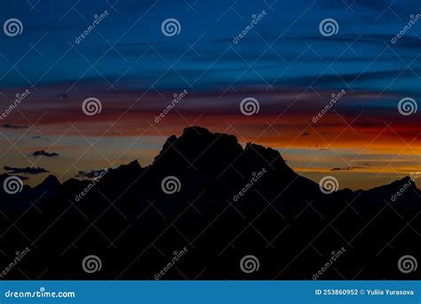 Siluetas De La Puesta De Sol De Dolomitas Foto De Archivo Imagen De Altitud Senderismo