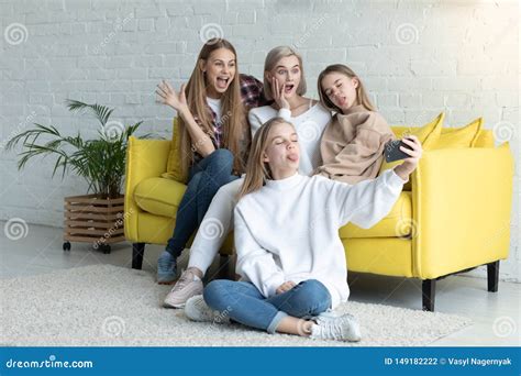 Familia Lesbiana Atractiva Feliz En La Ropa Casual Que Hace El Selfie