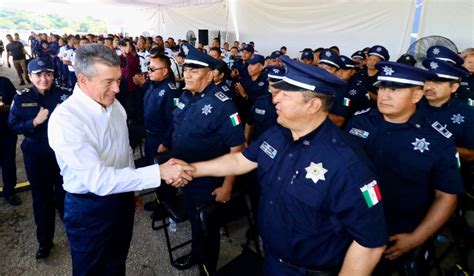 Rutilio Escandón entrega uniformes y armamento a policías de Chiapas