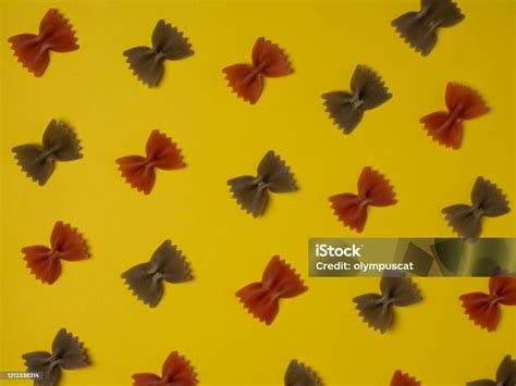 노란색 배경에 빨간색과 녹색 파스타의 패턴입니다 전통적인 이탈리아 파폴레 파스타 나비 넥타이 국수 0명에 대한 스톡 사진 및 기타 이미지 Istock