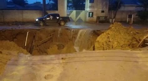 Cratera se abre na rua 8 de Vicente Pires após intensas chuvas no DF