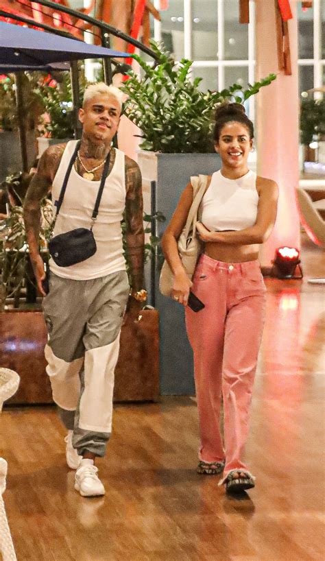 Bella Campos e MC Cabelinho passeiam em shopping após assumirem namoro