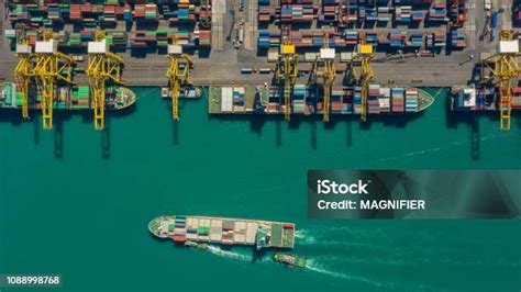내보내기 및 가져오기 기업 물류 및 운송에서 컨테이너 배 화물 및 컨테이너 상자 하버 크레인으로 배송 전송 국제 물 공중 보기