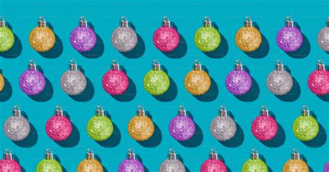 파란색 바탕에 크리스마스 싸구려가 한 줄로 늘어서 있다 사진 Unsplash의 배경 화면 이미지