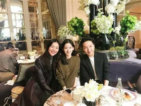 劉雯，奶茶妹妹同框了，微笑殺誰更美 每日頭條