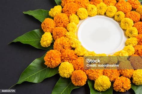 골드 또는 Zendu 꽃과 망고를 사용 하 여 만든 꽃 Rangoli 복사 공간 중간 선택적 초점에 검은 배경 위에 나뭇잎 0명에 대한 스톡 사진 및 기타 이미지 Istock