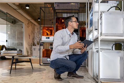 사무실에서 작업하는 동안 개체를 3d로 인쇄하는 디자이너 3차원 인쇄에 대한 스톡 사진 및 기타 이미지 3차원 인쇄 지켜 봄 3차원 형태 Istock