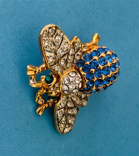 Collectable Classic Pave Studded Rhinestone Bee Brooch Gem