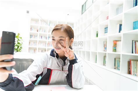 高中生图书馆自拍高清图片下载 正版图片500917951 摄图网