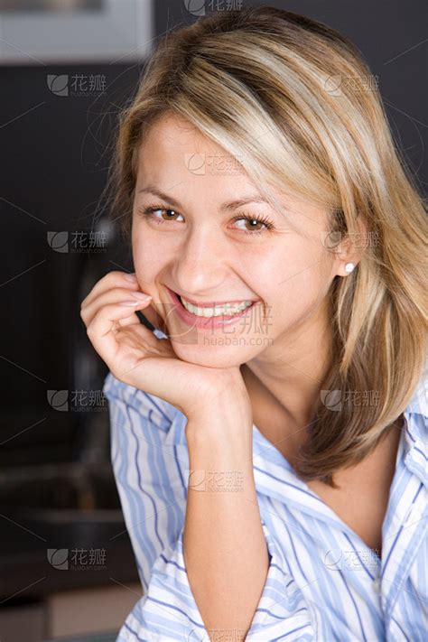 女人青年人快乐垂直画幅金色头发住宅房间仅一个女人人肖像白人