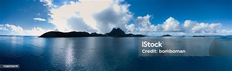 보라 보라 섬 타히티 프랑스령 폴리네시아 에 Otemanu 산 하얀 모래 해변 푸른 산호초 야자수와 오버 워터 빌라의 파노라마 조감도 모래에 대한 스톡 사진 및 기타 이미지