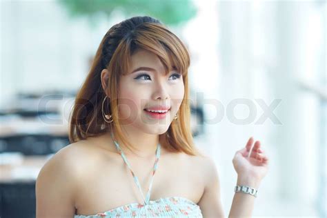 Schöne Junge Frau Posiert In Einem Restaurant Stock Bild Colourbox