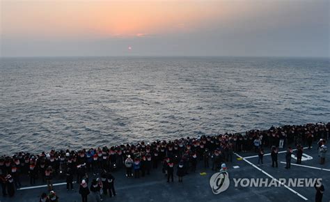 해군 함정에서 바라보는 새해 첫 일출 연합뉴스