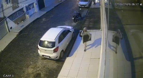 Homem é flagrado escalando muro de casa para furtar TV e celulares na