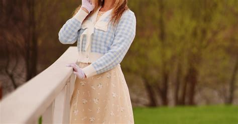 가디건 걷고 있는 경치 공원 금발 꽃무늬 드레스 나무 난간 노바야 슬로보다 다리 도시 공원 드레스 러시아 레저 모델 모자 미소 짓는 밀짚 모자