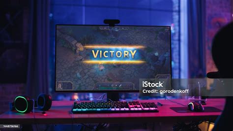 집에서 게임 Rpg 전략 게임에서 승리한 플레이어의 개인용 컴퓨터가 있는 빈 게임 스테이션이 전시되어 있습니다 네온 불빛이 있는