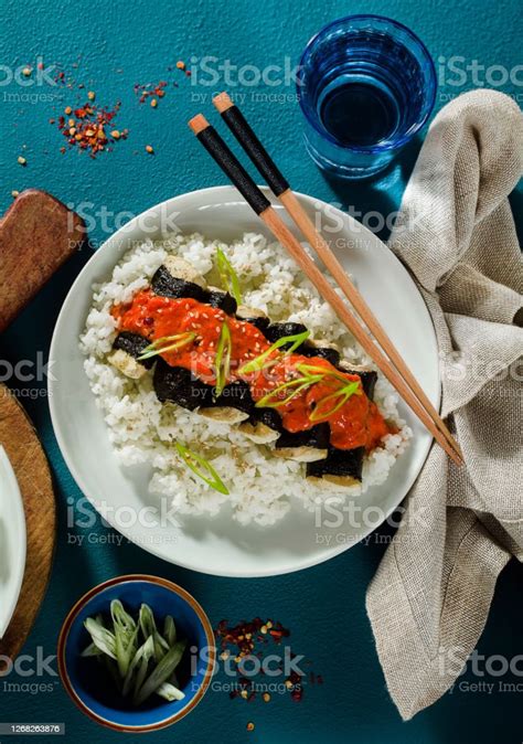 토마토 코코넛 소스와 초밥으로 노리에 싸여 튀긴 두부 비건 모던 요리 0명에 대한 스톡 사진 및 기타 이미지 0명 그릇