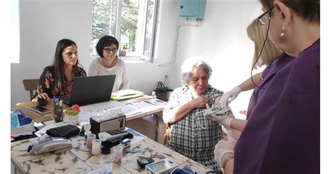 Пенсионери на опашка да се изследват общината им прати медици безплатно