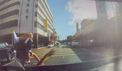 （有片）撞擊畫面曝光！ 苗栗國中生衝越馬路遭撞飛空中翻滾落地骨折 Enn台灣電報