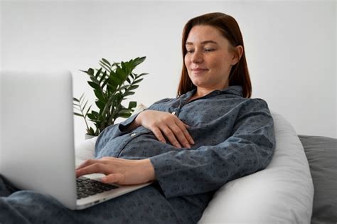 Free Photo Side View Pregnant Woman With Laptop At Home