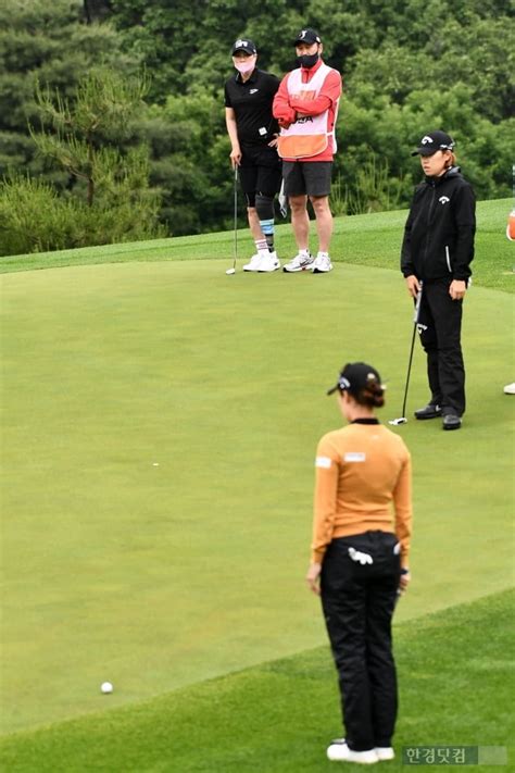 포토 의족 골퍼 한정원 다른 선수들 바라보며