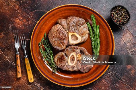 뼈 오소 부코 송아지 생크 이탈리아 오소부코 스테이크에 고기를 요리 어두운 나무 배경 위쪽 보기 갈색에 대한 스톡 사진 및 기타 이미지 Istock