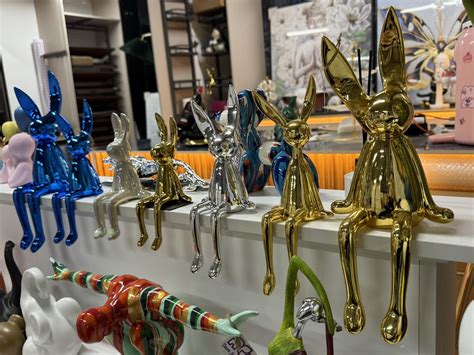 Сувдхан Энэ зураг дээр сууж буй туулай хэлбэртэй гоёлын баримлууд харагдаж байна Тэдгээр нь