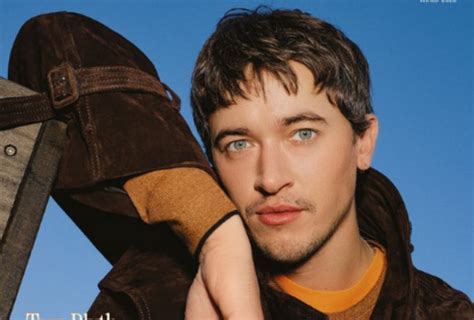 Tom Blyth Siblings Meet Sister Anna Blyth And Brother