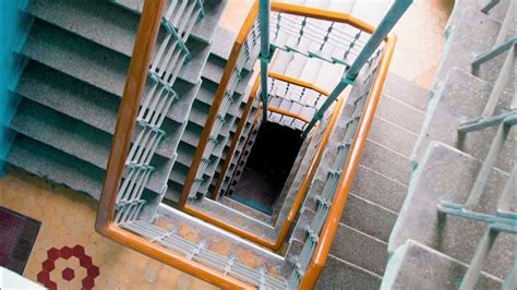 Почему ступени и стены в подъездах СССР красили так Секреты хрущёвок которые вас удивят Youtube