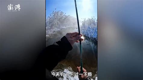 新疆男子在冰天雪地的环境中钓鱼：钓鱼是唯一爱好凤凰网视频凤凰网
