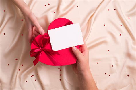 남자는 여성에게 빈 인사말 카드 모형과 하트 모양의 상자를 제공합니다 해피 발렌타인 데이 어머니의 날 생일 컨셉 주기에 대한 스톡 사진 및 기타 이미지 Istock