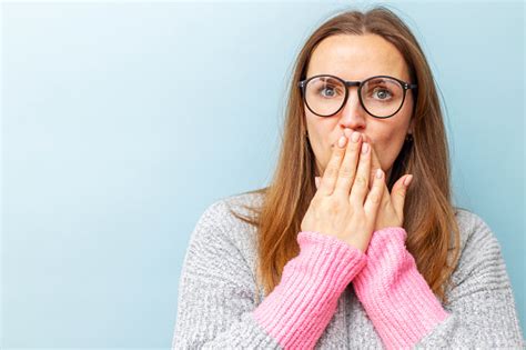 Wanita Muda Yang Terkejut Dengan Kacamata Menutupi Mulutnya Dengan