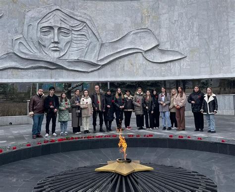 Студенты РостГМУ возложили цветы в память о погибших защитниках Ростова