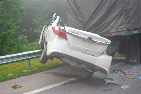 Maut Kereta Rempuh Belakang Lori Kes Berita Harian