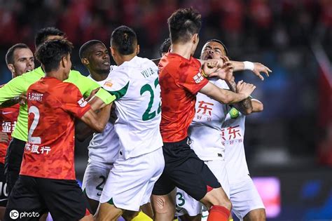 国安亚泰爆发激烈冲突 主帅无奈判罚摊手大笑图 搜狐大视野 搜狐新闻