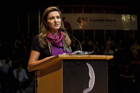 Jornalista da Folha recebe prêmio sobre democracia e justiça Poder Folha