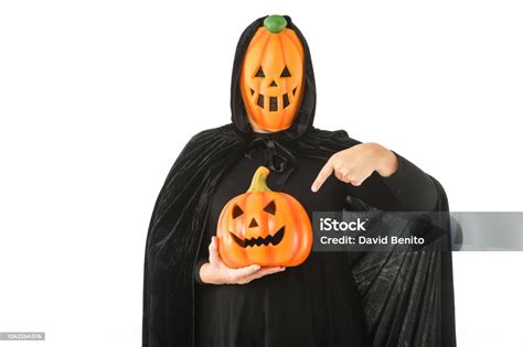 잭오랜턴 호박 마스크와 후드 벨벳 케이프를 입고 호박을 들고 흰색 배경을 가리키고 있는 사람 카니발 할로윈과 죽은 사람의 날 개념 10월에 대한 스톡 사진 및 기타 이미지