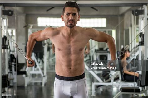 근육 질 남자 체육관에서 케이블 크로스 오버와 근육 가슴을 펌핑 운동 연습 보디 빌더 훈련 스포츠 셔츠 건강한 생활방식에 대한 스톡 사진 및 기타 이미지 Istock