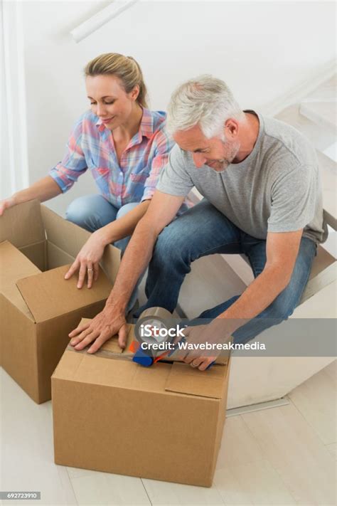 골 판지 움직이는 상자를 밀봉 하는 행복 한 커플 이주 개념에 대한 스톡 사진 및 기타 이미지 이주 개념 2명 30 39세 Istock