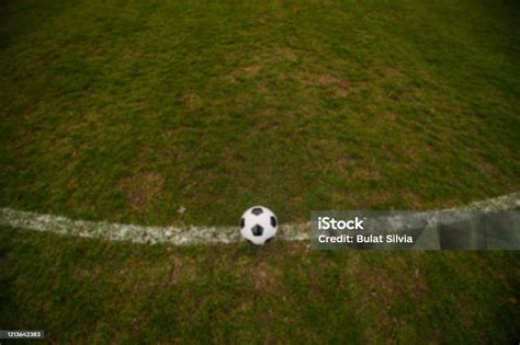 클래식 축구 공의 흐릿한 배경 전형적인 흑백 패턴 경기장 잔디의 흰색 마킹 라인에 배치 복사 공간이있는 녹색 잔디 잔디밭에 있는