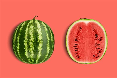 녹색 줄무늬 수박 텍스트 이미지를위한 복사 공간이있는 분홍색 배경 횡단면 붉은 살 검은 씨앗이있는 베리 상단 보기 클로즈업 수박에 대한 스톡 사진 및 기타 이미지 Istock