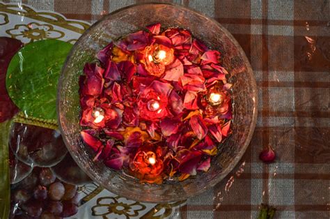 항아리는 테이블에 고립 된 화재와 인도 축제 Diwali Deepawali에 장미와 촛불로드 고풍스런에 대한 스톡 사진 및 기타