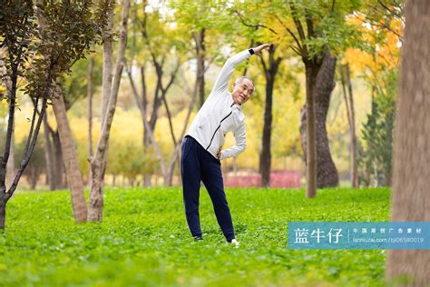 开心的老年男子在公园锻炼身体 蓝牛仔影像 中国原创广告影像素材