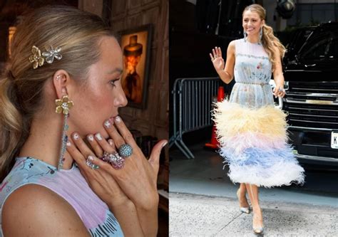 Blake Lively Hóa Cây Hoa Di động Trên Phố New York