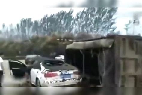 监控：奥迪女司机怼上拉粪车，这味道隔着屏幕都能闻到奥迪味道屏幕