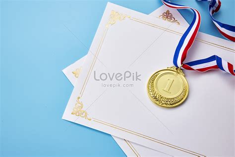 Gratis Foto Medali Dan Sertifikat Juara Pertama Unduh Di Lovepik