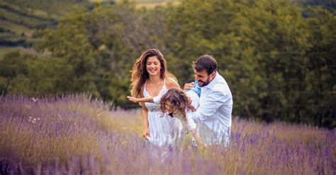 Foto Familia Feliz En El Campo De Lavanda Naturaleza Imagen En Unsplash